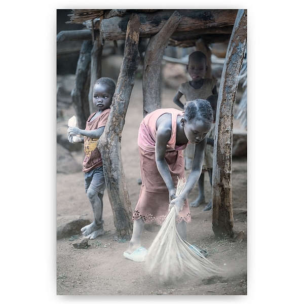 Cleaning the compound - Bilder an de Wand